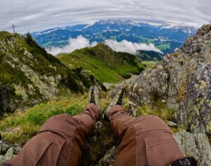 Trailbiken und Klettersteig im Sommer in Fieberbrunn in den Alpen von ...